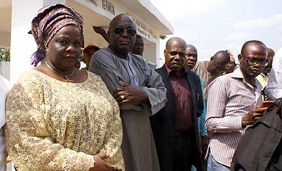 Soyinka relives Dele Giwa’s assassination... as Madam Giwa is buried ...