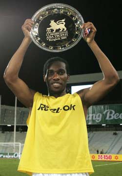 Okocha thrills fans with surprise Frankfurt appearance - Vanguard News