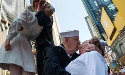 Hundreds of couples reenact Times Square kiss - Vanguard News