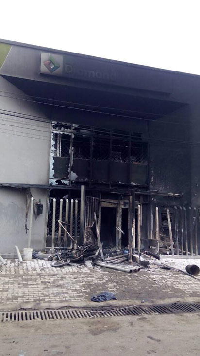 Photos: Tanker Drivers Go on Rampage in Apapa, Burn Banks - Vanguard News
