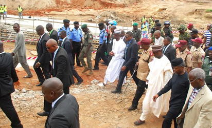 Video: Inspection of collapsed bridge along Mokwa - Jebba Road by ...