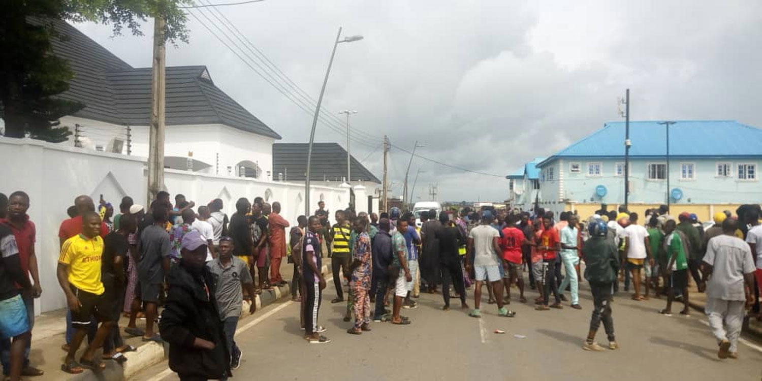 Photos: How Epe residents attacked EFCC officials - Vanguard News