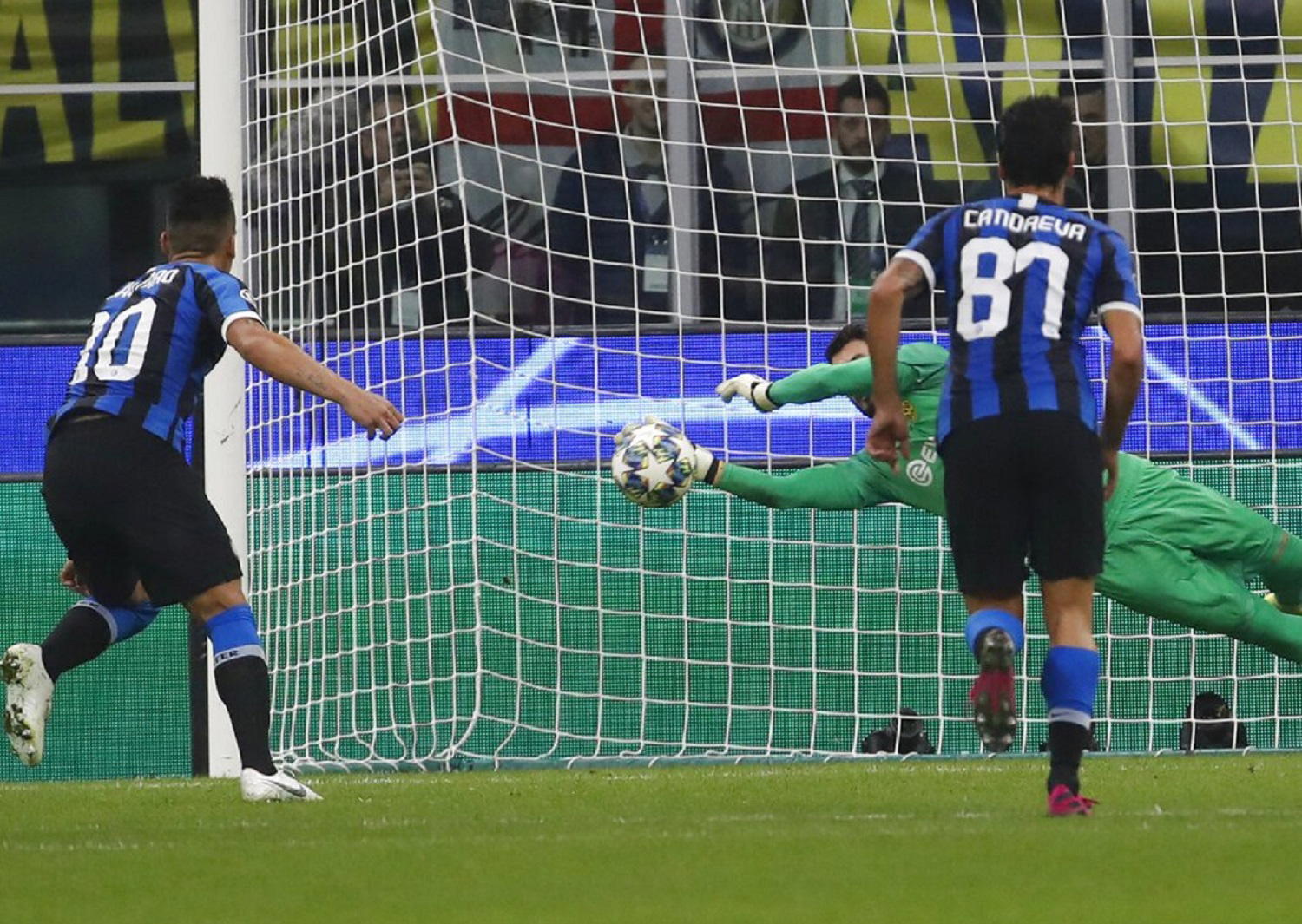 Martinez scores, misses penalty kick as Inter Milan scrape win
