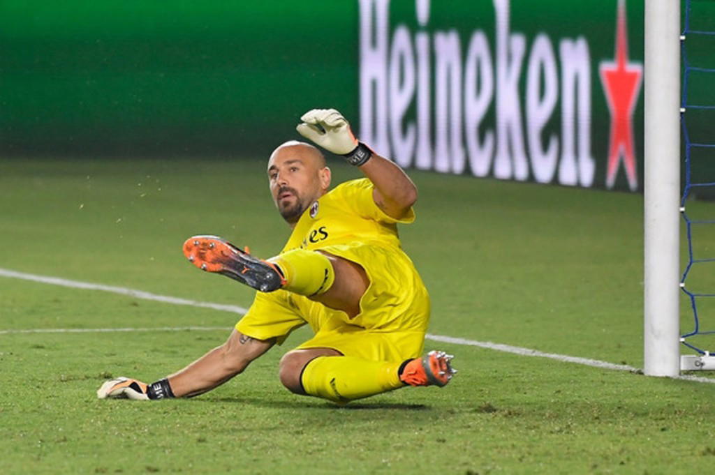 Pepe Reina saves late penalty as struggling AC Milan beat Genoa