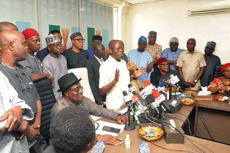 Oshiomhole returns to party office (photos) - Vanguard News
