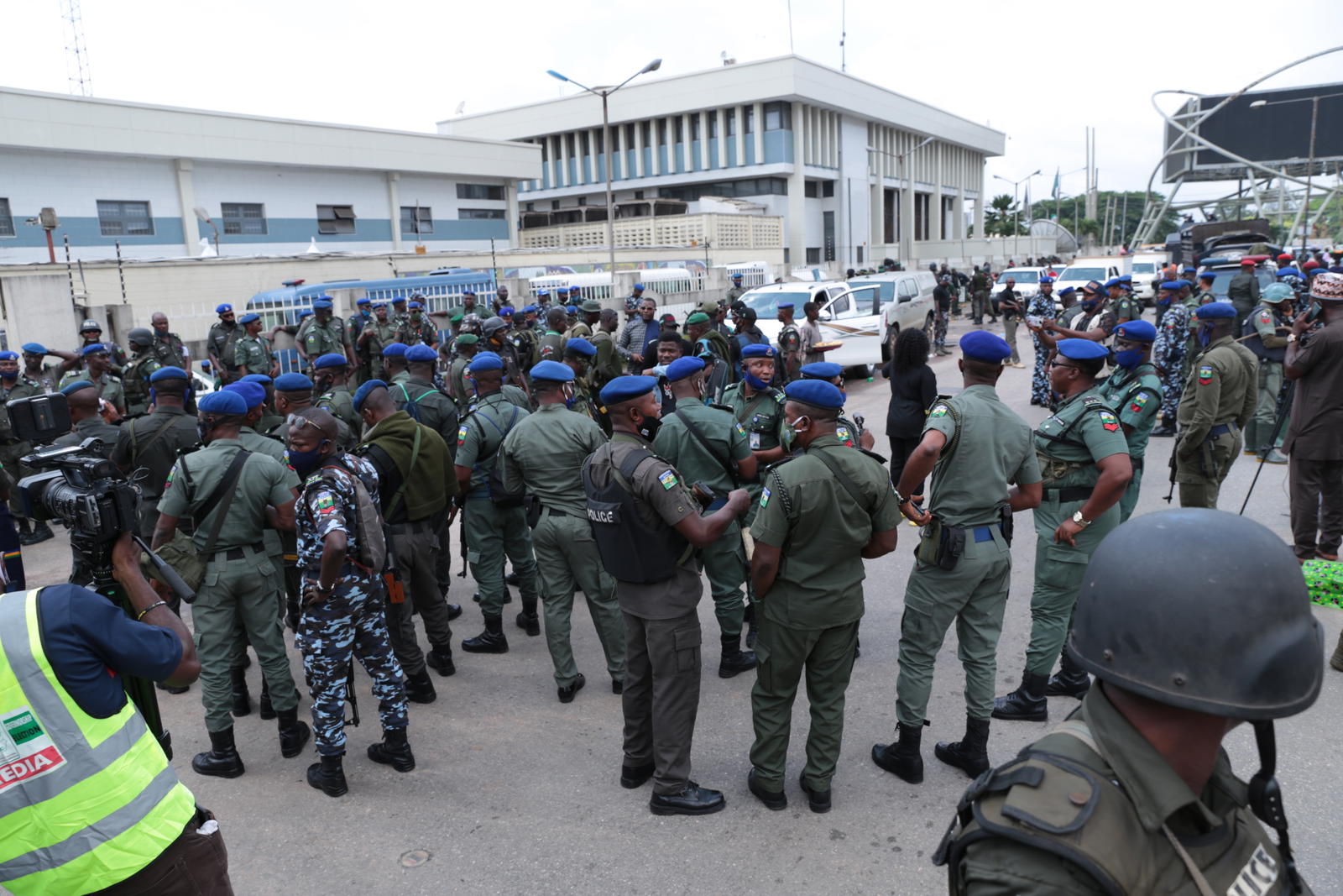 Edo 2020: Security takes over INEC office - Vanguard News