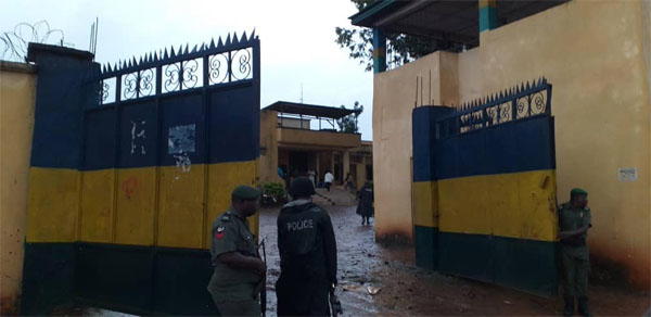 Breaking: Gov Obiano storms Awkuzu SARS station, releases detainees