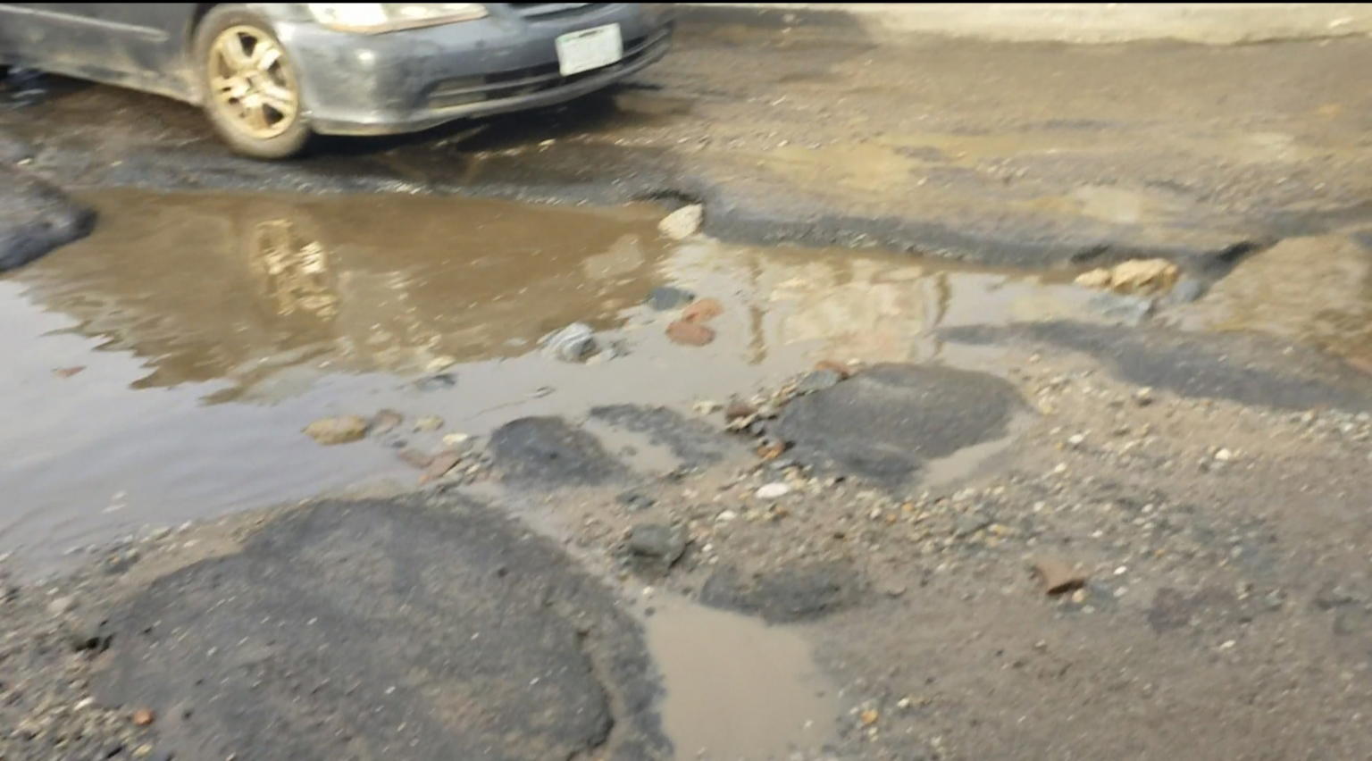 VIDEO: Poor road condition at Idi-Odo Roundabout, Ibadan - Vanguard News