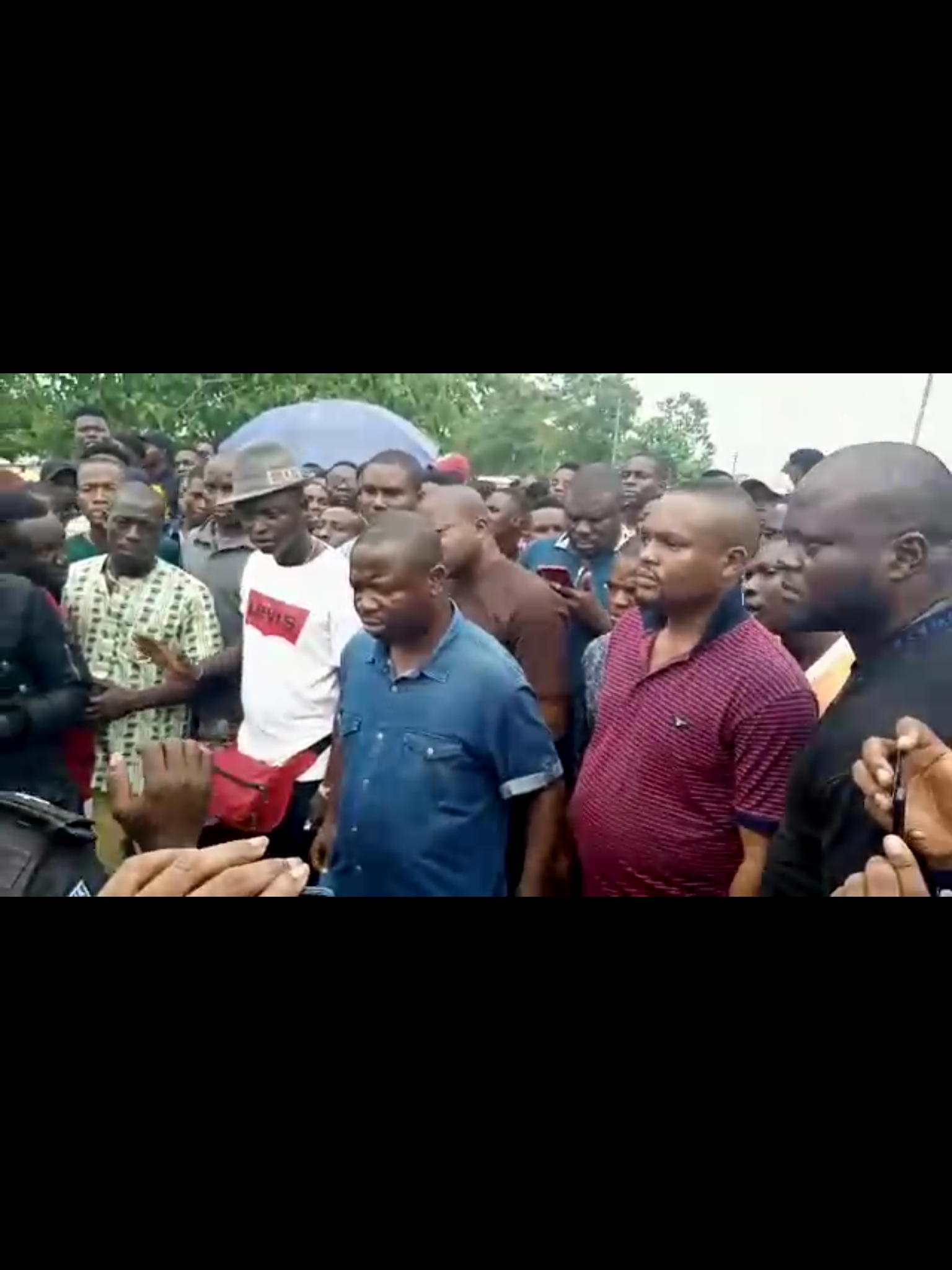 HAPPENING NOW: PDP supporters storm INEC Yenagoa office to protect ...