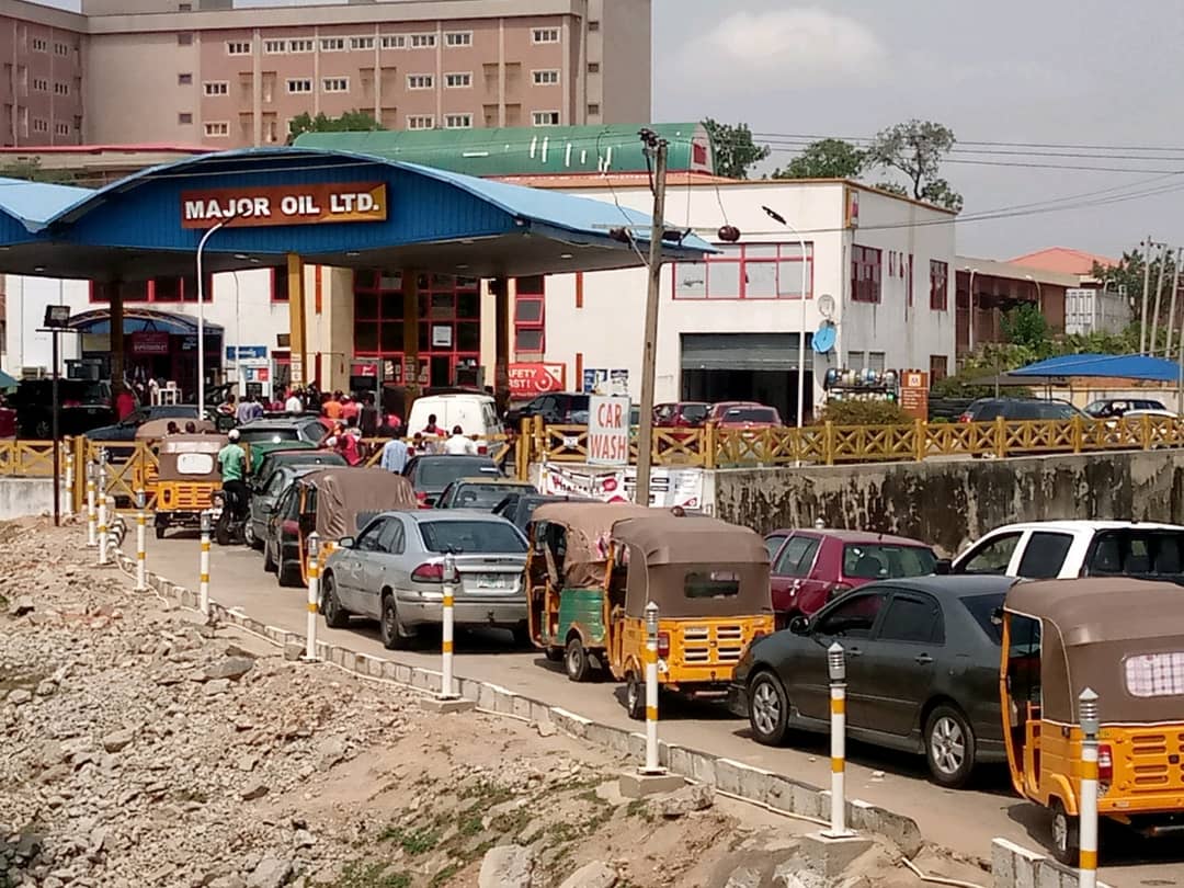 PHOTOS: Motorists groan as long queues, fuel scarcity hit Abuja - Vanguard News
