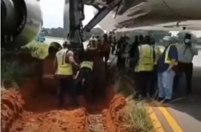 [VIDEO] Muddy Take-Off: Airplane stuck in mud at Lagos Airport ...