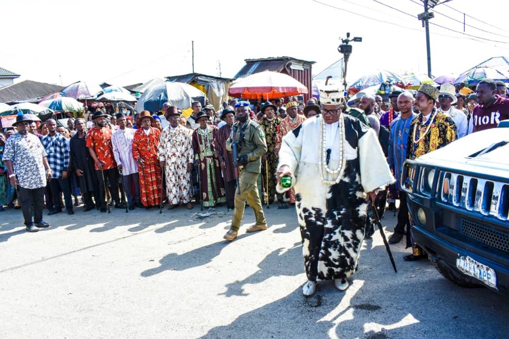 King Appolus Chu performs burial rites on traditional ruler of Aluejor ...