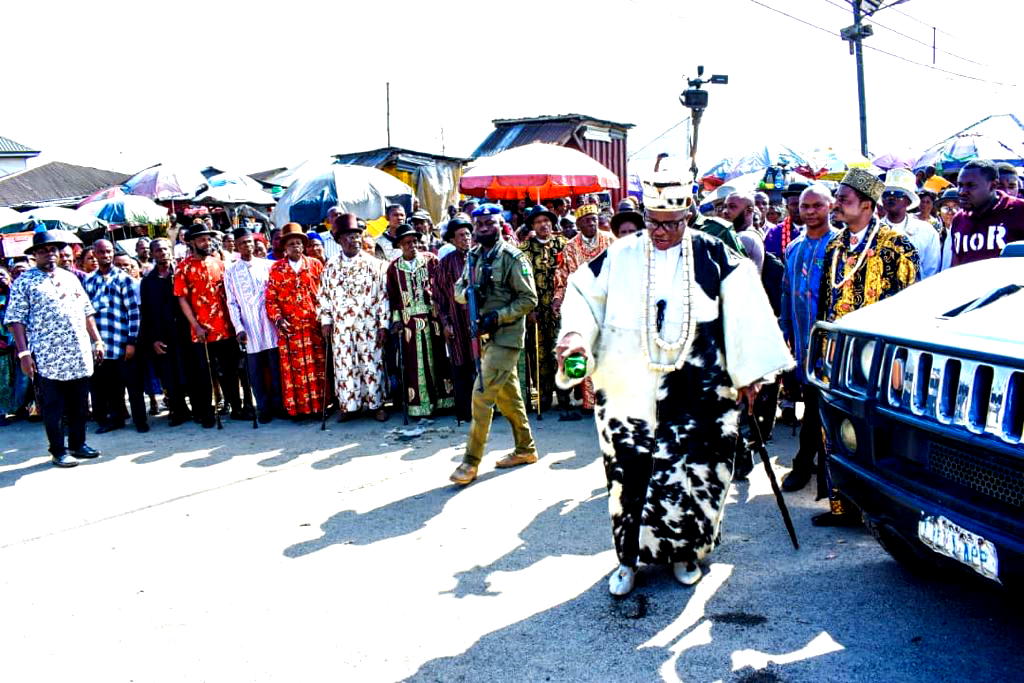King Appolus Chu performs burial rites on traditional ruler of Aluejor ...