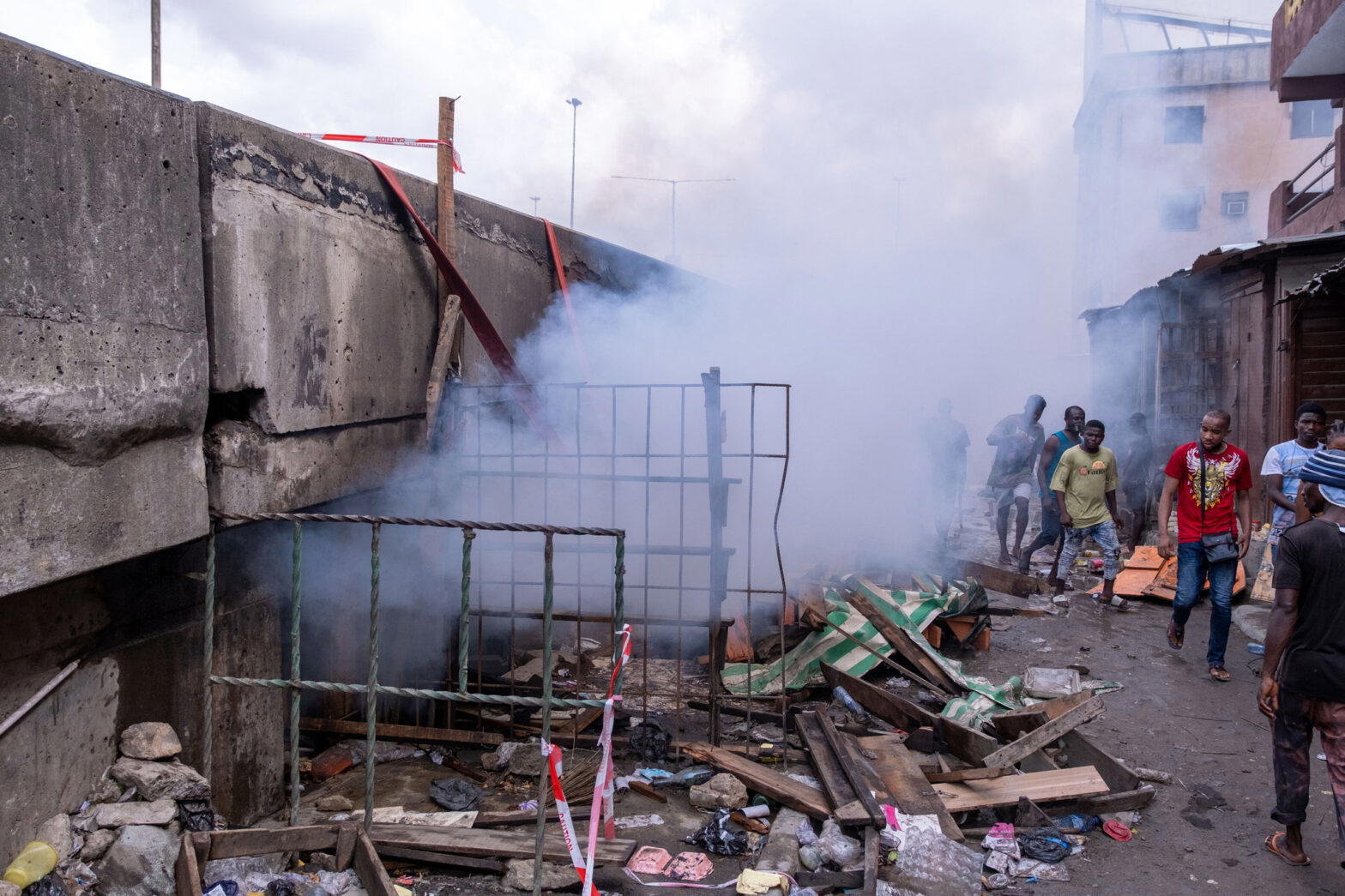 Apongbon Fire: Lagos govt shuts Eko Bridge indefinitely - Vanguard News