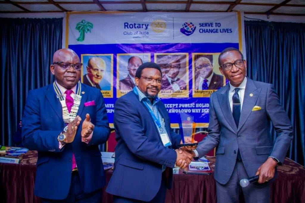 Photo: Rotary Club of Ikeja Presents award - Vanguard News