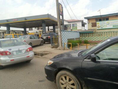 Fuel queues return to Lagos as IPMAN members shut stations - Vanguard News