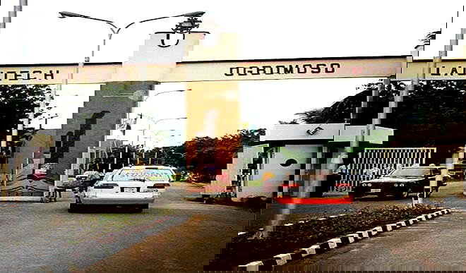 [Video] Drama as LAUTECH graduate visits school to return certificate ...