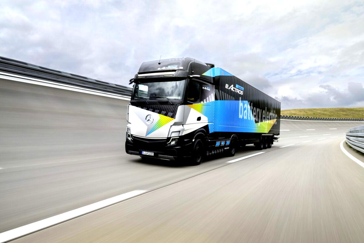 Journalists honour Mercedes-Benz with 2023 Truck Innovation Award