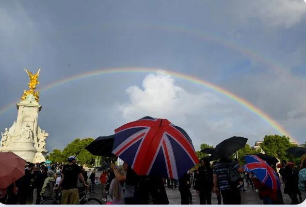 Rainbow appears at Buckingham Palace, moment after Queen’s death