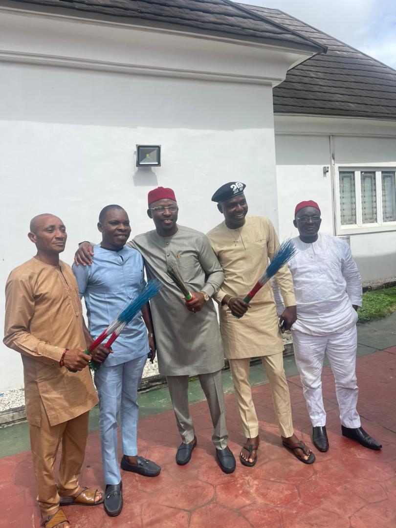 Prince Jerry Ezinwa, community leaders dump PDP for APC