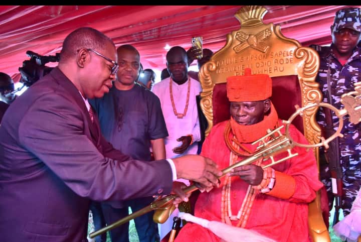 Dafinone hails Uwheru monarch over coronation, staff presentation ...