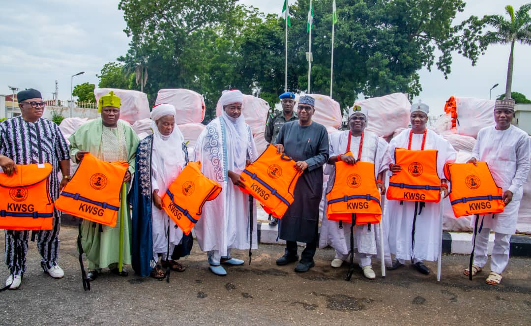Kwara Gov hands 1,000 life jackets to Patigi, restates commitment to ...