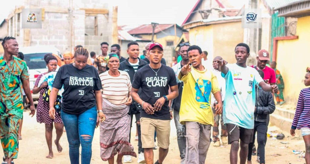 Radio host Real Skillz gives back to slum with ‘Makoko Ghetto Food Drive’ - Vanguard News