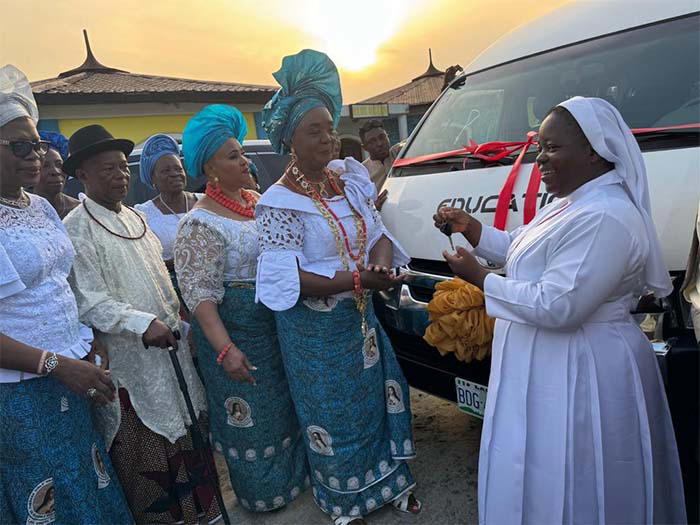 Alumnae donate to Ughelli school, inaugurate new exco at 3rd annual ...