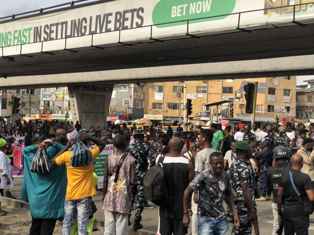 Breaking: Hardship: Protesters defy police warning, hit Lagos streets ...