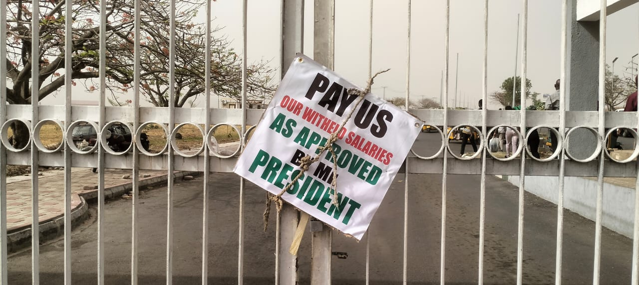 Photos: SSANU begins 7-day warning strike, blocks UNIABUJA gate ...