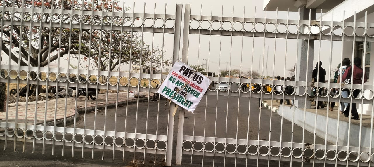 Photos: SSANU begins 7-day warning strike, blocks UNIABUJA gate ...