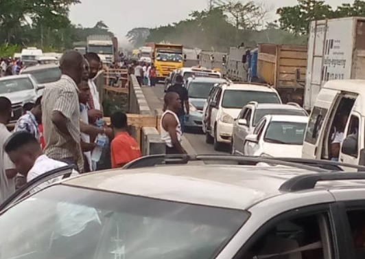 Video: Easter travellers stranded as crater halts traffic on Okada ...