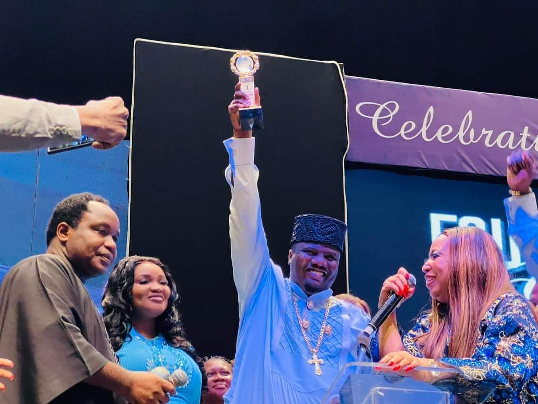 Realtor, Oyedemi receives PWAN Group’s MD award - Vanguard News