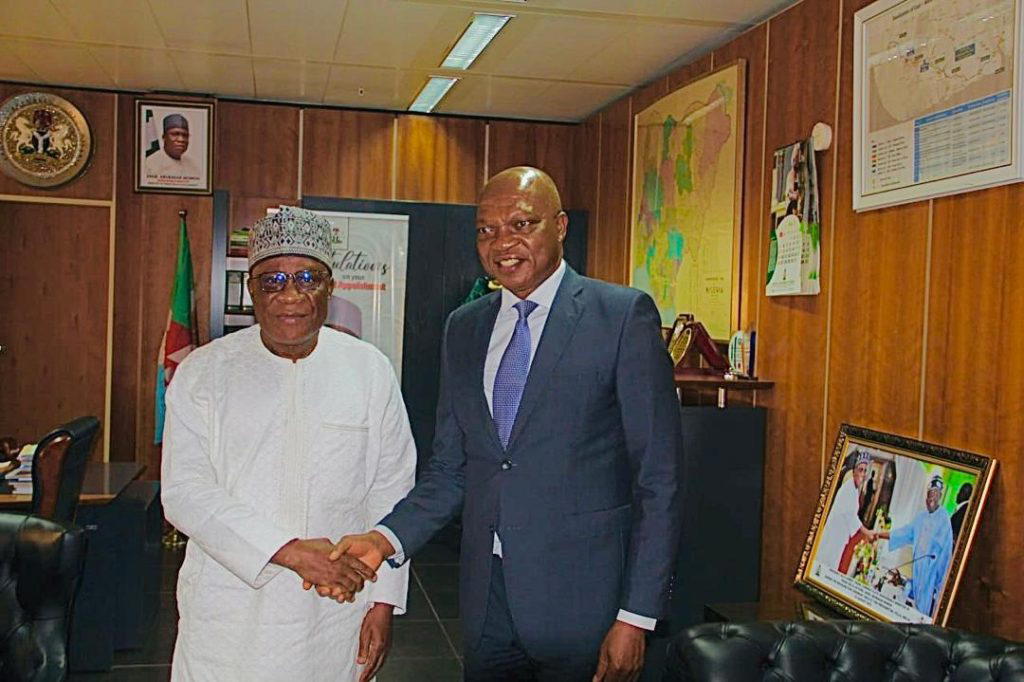 Momoh, Shell MD meet on challenges of crude oil theft in Niger Delta - Vanguard News