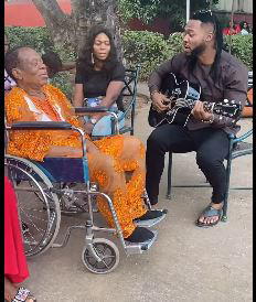 Nigerian artist, Flavour loses father