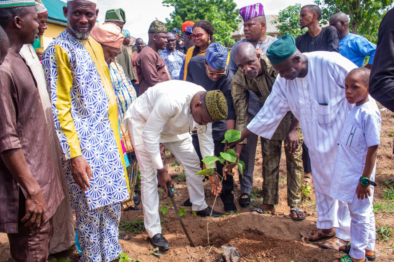 Minister takes 'Greener Nigeria Campaign' to Ogun, plants 50th tree in ...