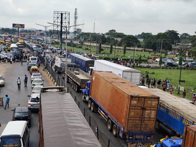 Gridlock as UNIBEN students block Benin –Lagos road over power outage ...