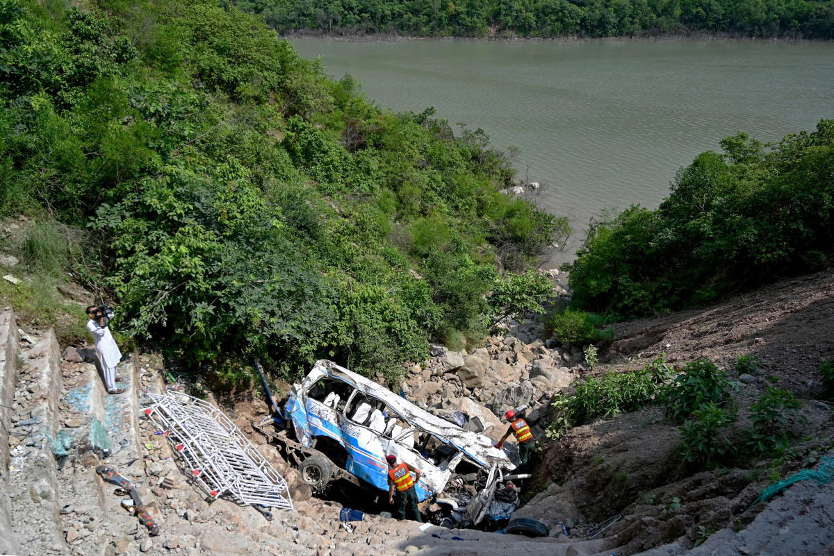 36 dead in two Pakistan bus crashes - Vanguard News