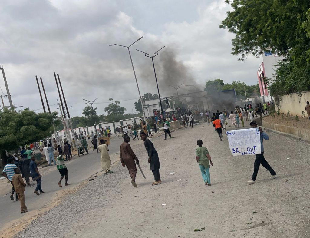 Protest in Nigeria: Bonfire, teargas in front of Kano Govt house ...