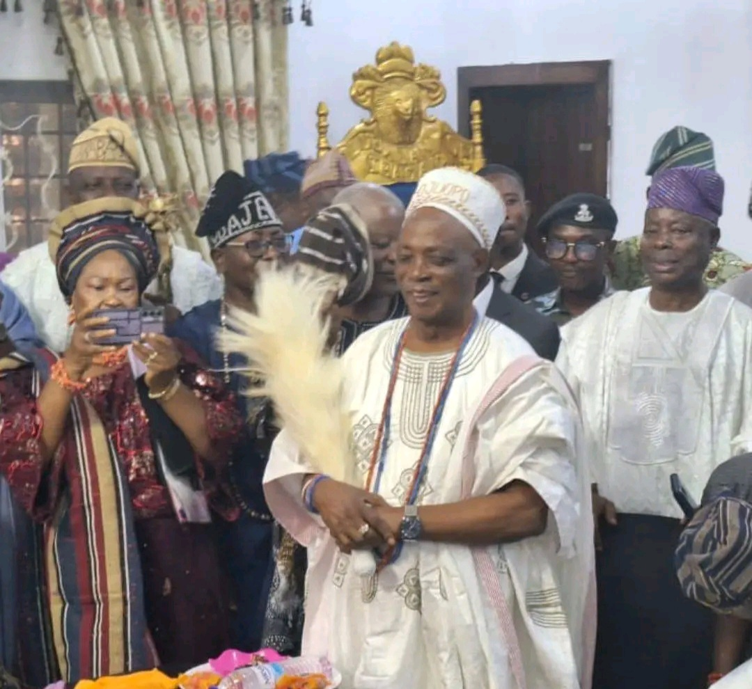 Photos: Ladoja crowned as ceremonial Oba by Olubadan - Vanguard News