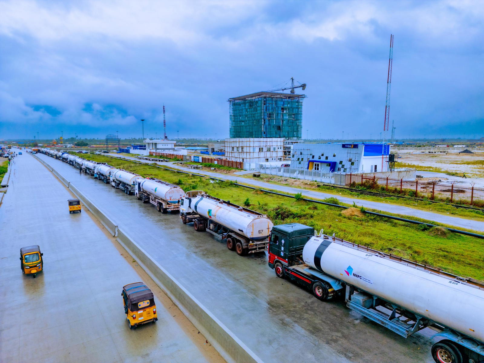 300 NNPC trucks converge on Dangote Refinery to lift petrol (Photos) - Vanguard News