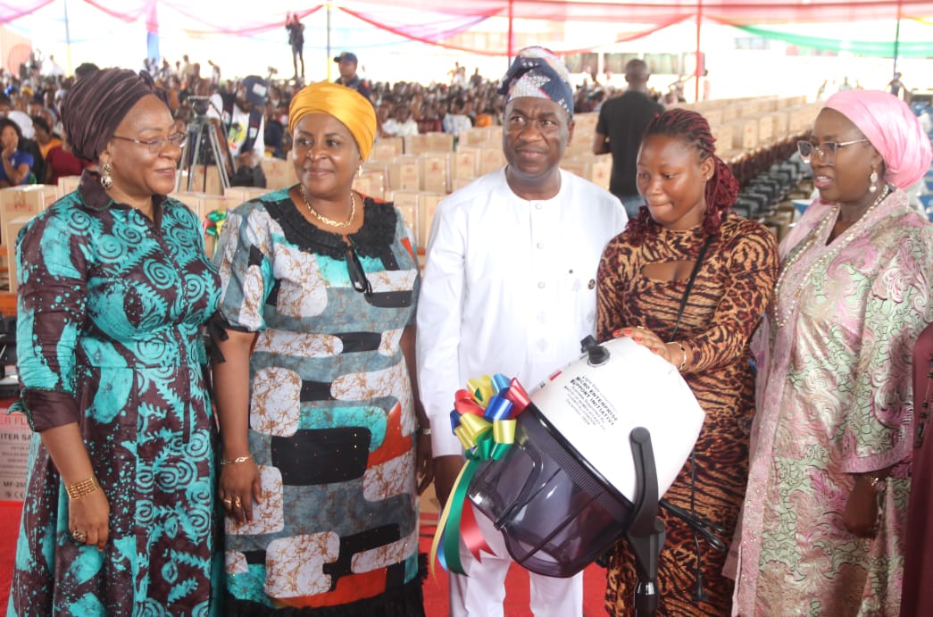 Sanwo-Olu reiterates commitment to poverty alleviation, empowers 1,500 ...