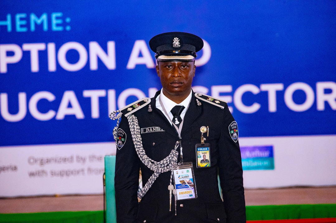 Policeman Daniel Amah, celebrated for rejecting $200,000 bribe ...