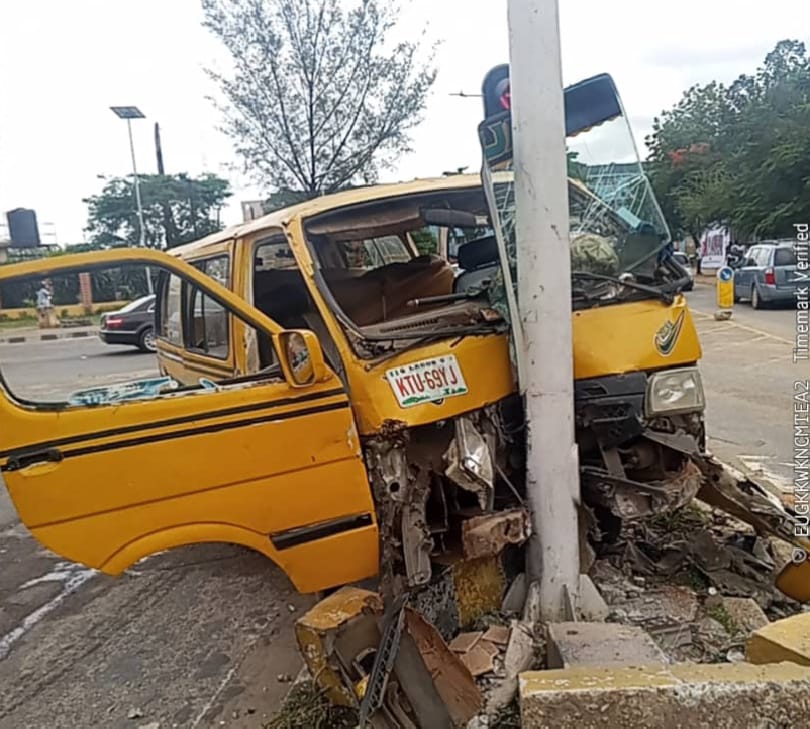 Couple, 2 others injured as drunken Danfo driver rams into streetlight ...