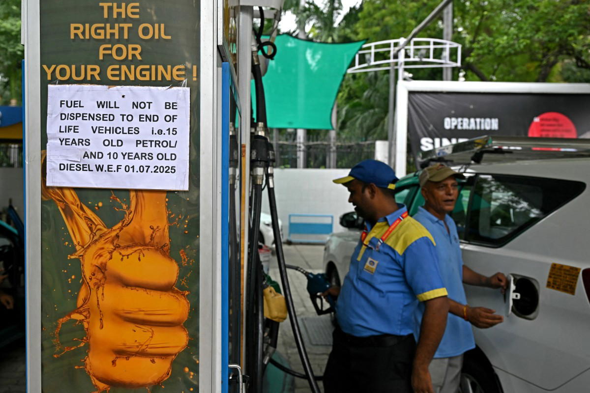 India bans fuel for old cars in capital New Delhi - Vanguard News