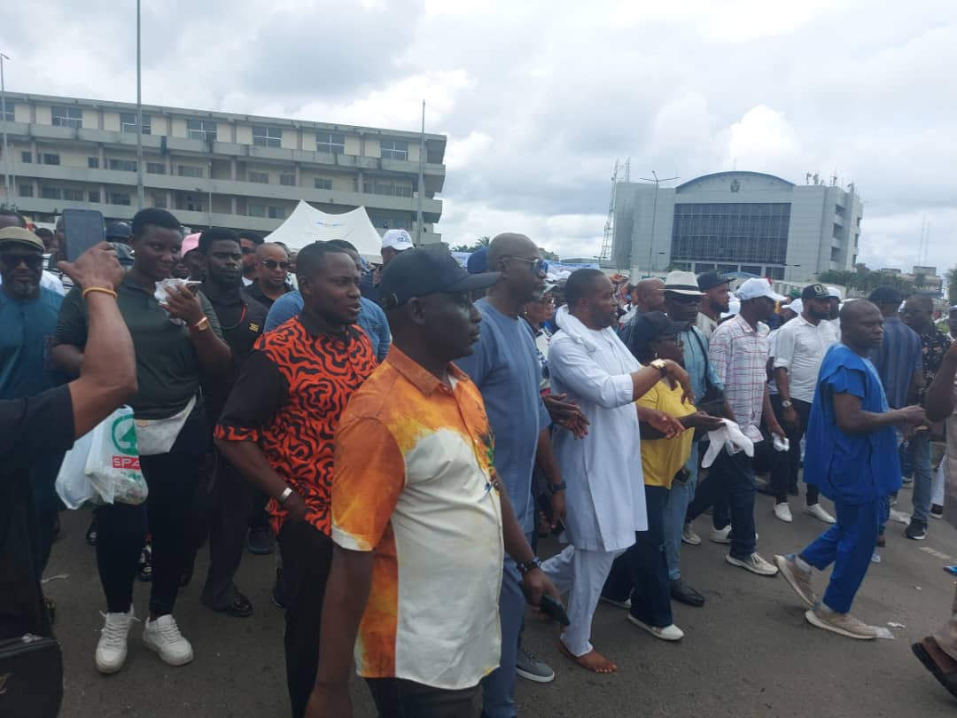 Photos: Hundreds of Rivers people storm Gov't House, await Fubara's ...