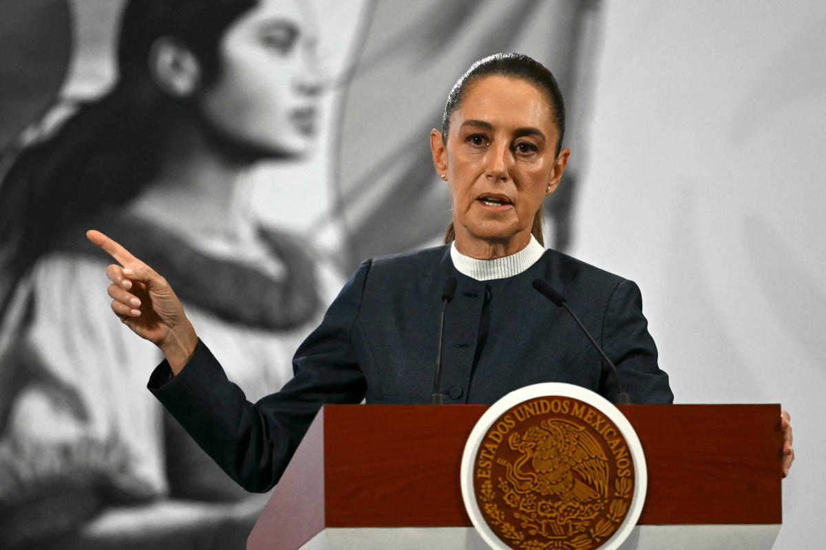 Man arrested after groping Mexico's first female president - Vanguard News