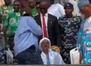 Video: Teni defies security to serenade Remi Tinubu at IWD event ...