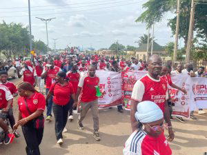 Arsenal fans shutdown down Makurdi in EPL trophy celebration - Vanguard ...
